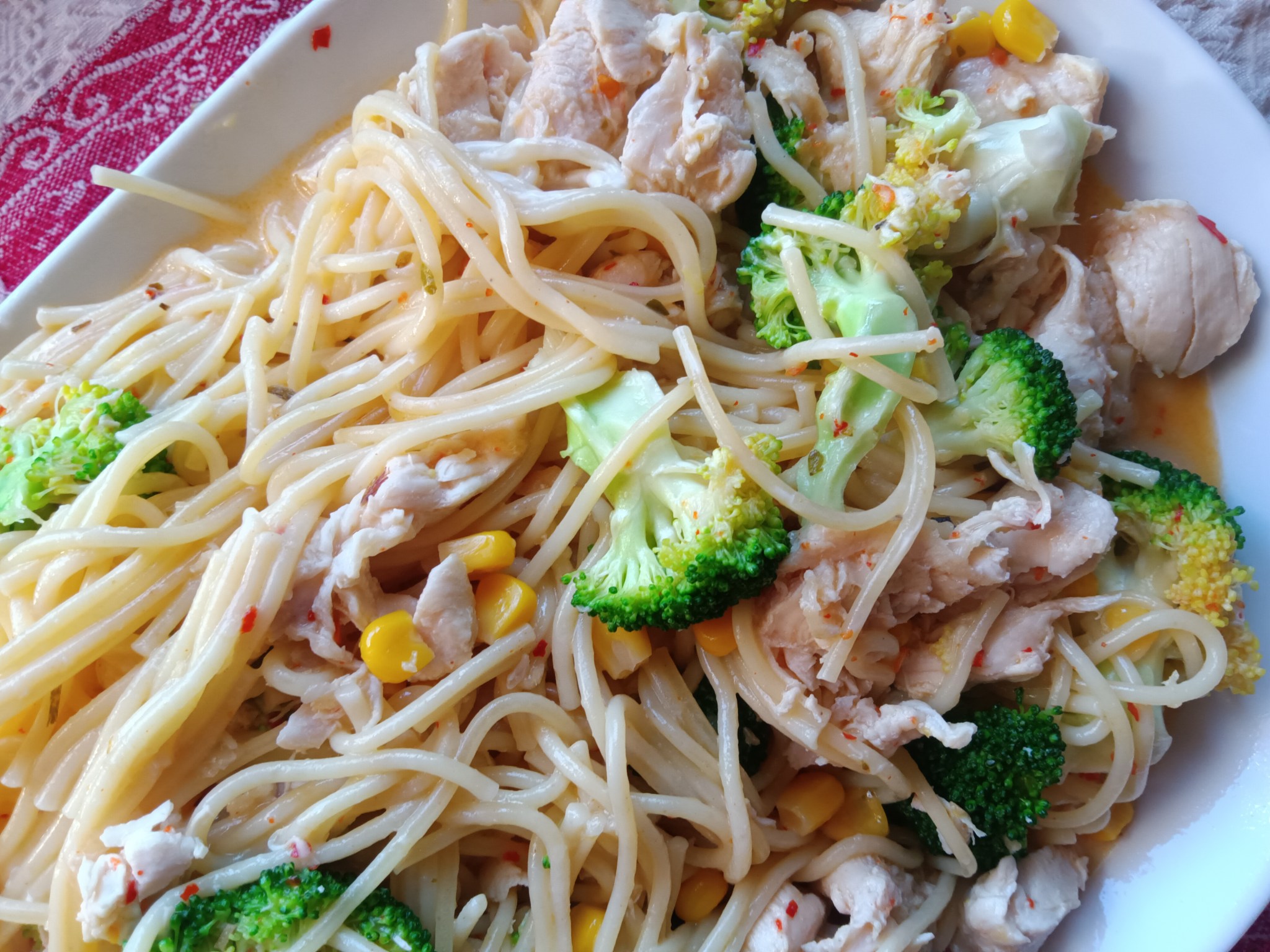 Spaghete cremoase cu pui, broccoli și porumb – Gătind la Instant Pot