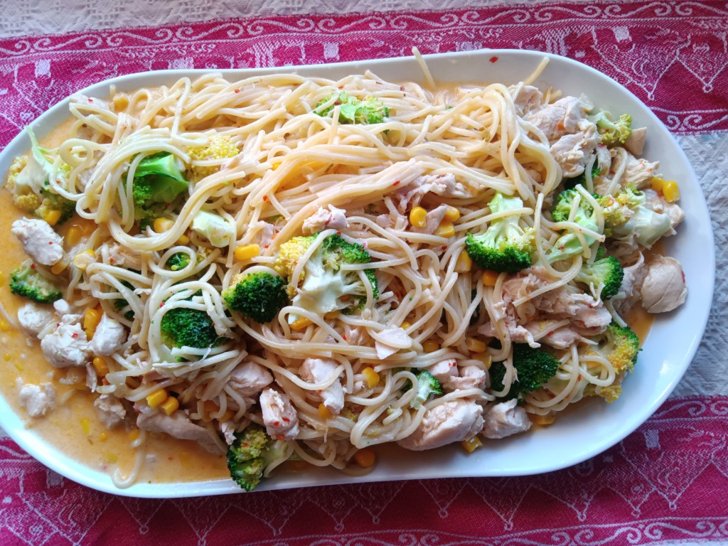 Spaghete cremoase cu pui, broccoli și porumb – Gătind la Instant Pot