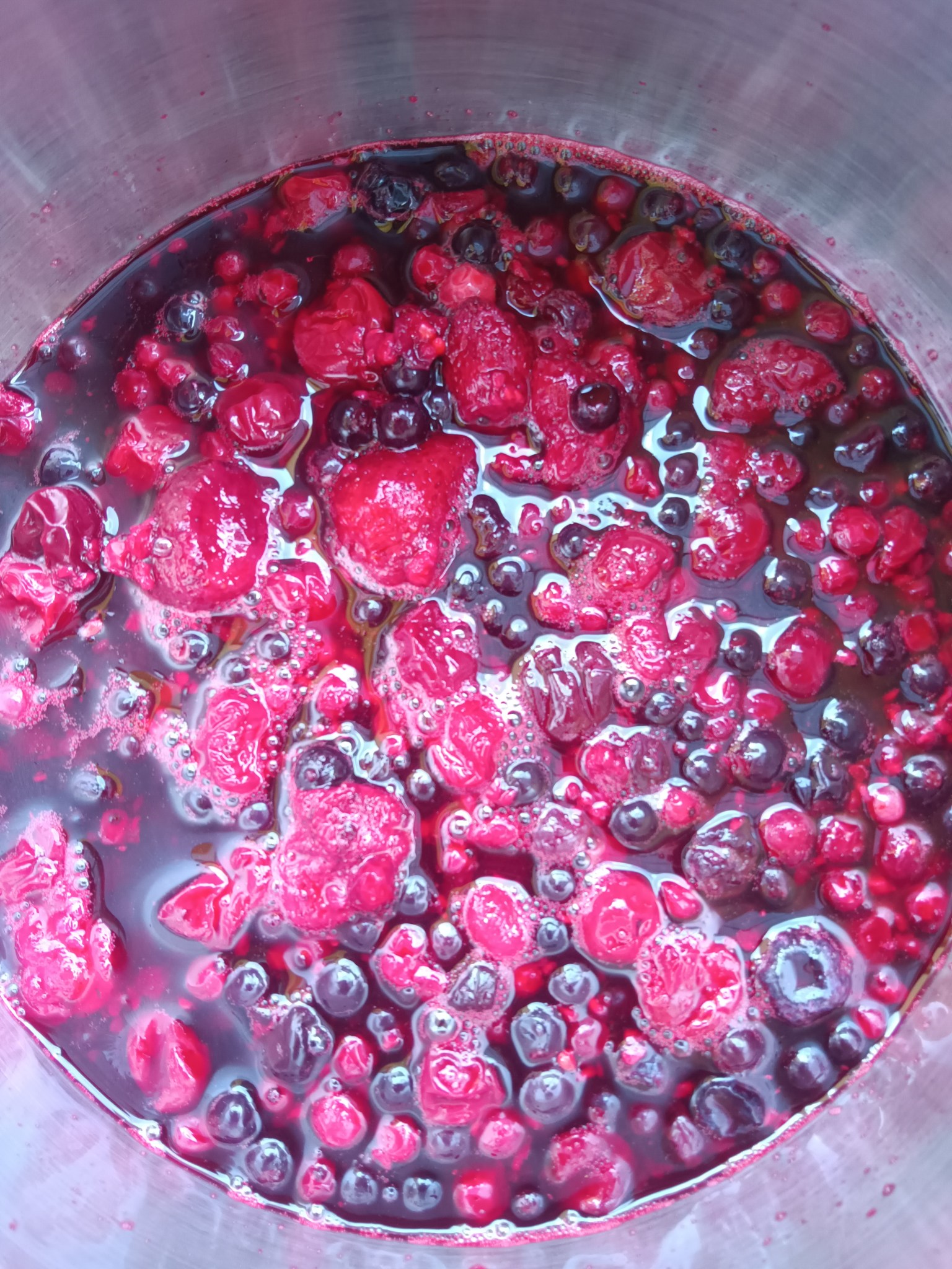 Dulceață de mix de fructe de pădure cu căpșuni și vișine – Gătind la ...