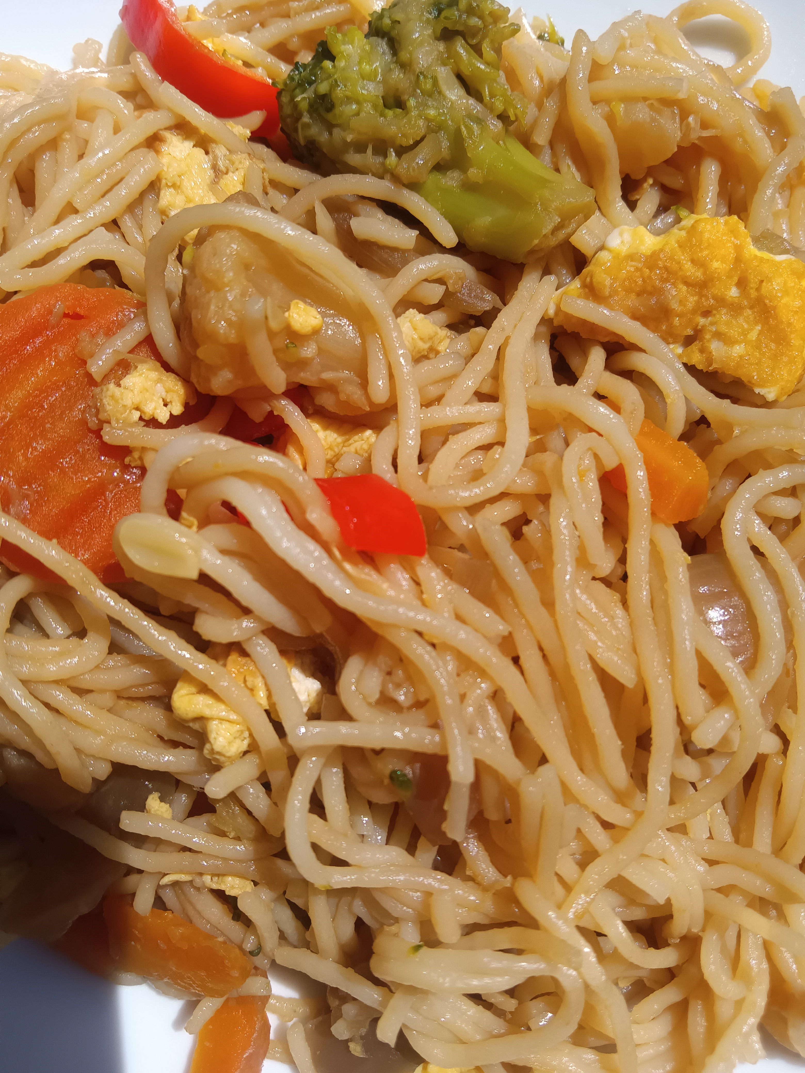 Noodles de orez cu legume în stil asiatic – Gătind la Instant Pot